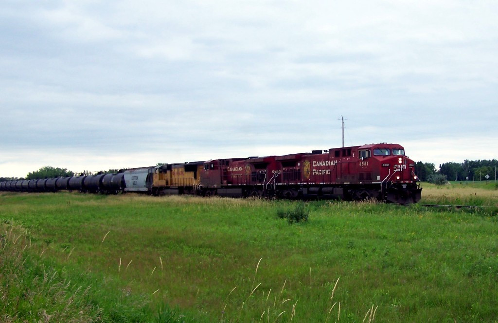 CP 8551 leads a crude oil train
